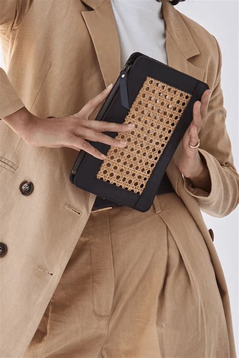 Hennie Rattan Clutch Black Leather ST AGNI Bolsas de mão
