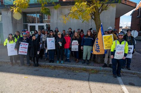 Striking Postal Workers Aim To Stamp Out Rollbacks Protect Pensions Barrie News