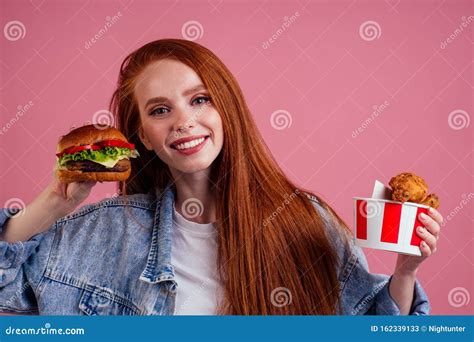 Chica Pelirroja Bastante Larga Comiendo Patatas Fritas Pollo Y