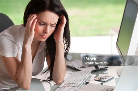 매력적인 자신의 머리를 들고 있는 여자 20 29세에 대한 스톡 사진 및 기타 이미지 20 29세 25 29세 30 34세 Istock