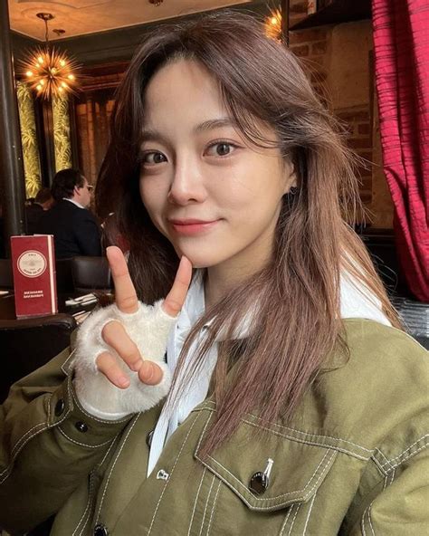 패션엔 김세정 파리에서 노마드 느낌 제대로 헤드셋에 후드 노마드 레이어드룩