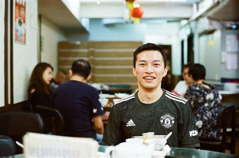 香港羽毛球一哥伍家朗黑衣服惹抨擊曾2比0擊敗林丹讀拔萃男書院