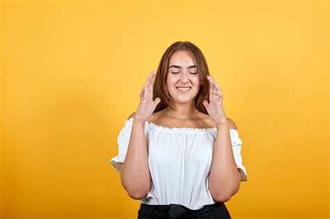 매력적인 여자는 특별한 순간을 기다리고 미소 얼굴 근처에 손을 유지 갈색 머리에 대한 스톡 사진 및 기타 이미지 갈색 머리 개념 근육 Istock