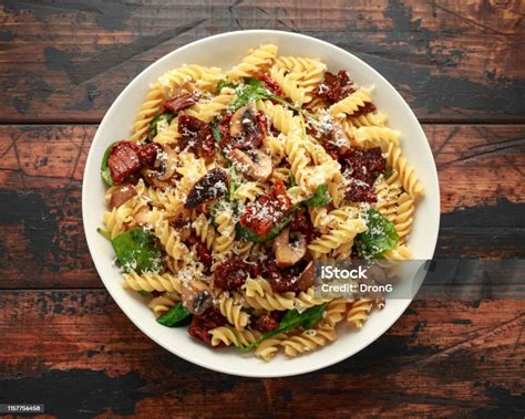 햇볕에 말린 토마토 버섯 파마산 치즈 시금치를 곁들인 푸실리 파스타 건강한 음식 태양건조 토마토에 대한 스톡 사진 및 기타 이미지 태양건조 토마토 파스타 건강한 생활