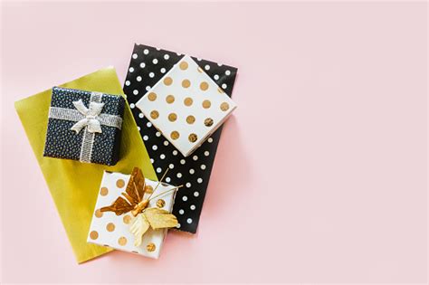 다양한 블랙 화이트 골든 디자인의 기프트 박스의 탑 뷰 플랫 레이 복사 공간 크리스마스 새해 생일 축하 이벤트의 개념 개체