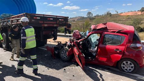 Carro bate em traseira de caminhão e homem morre na BR 381