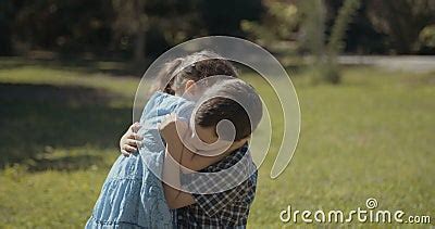 Brother Y Hermana Que Abrazan En Un Campo De Trigo De Oro Durante Puesta Del Sol Metrajes