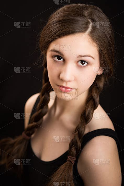 美丽的黑发女孩与辫子