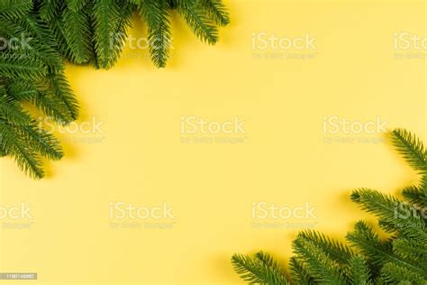 복사 공간 다채로운 배경에 전나무 나무로 만든 프레임의 상단보기 메리 크리스마스 컨셉 Diy에 대한 스톡 사진 및 기타 이미지