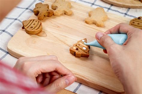 화려한 아이싱 슈가 수제 생강 빵 쿠키로 크리스마스 쿠키를 장식하는 베이커리 맨 크리스마스 진저 브레드 쿠키 만들기 빵집을 준비하고 집에서 베이킹및 요리하는 과정 35 39