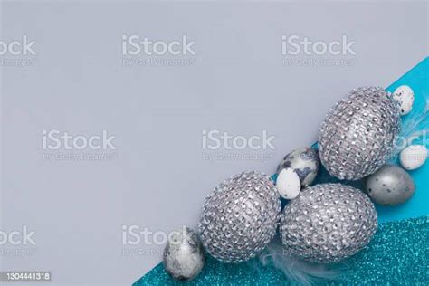 푸른 녹색 색상의 종이 반짝이 달걀의 조합의 부활절 창조적 배경 계절에 대한 스톡 사진 및 기타 이미지 계절 공휴일 구도
