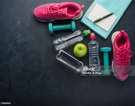 스 니 커 즈 덤 벨 병 물 수건 및 애플 블랙 콘크리트 배경에 가냘픈에 대한 스톡 사진 및 기타 이미지 가냘픈 개념