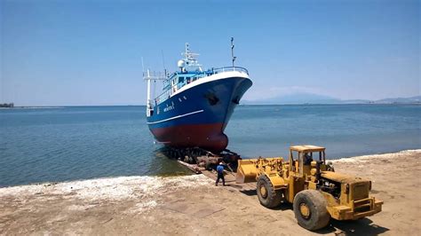 καθέλκυση σκαφους μηχανοτρατας καρναγιο κεραμωτης καβαλα Launch Ship