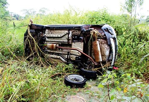Motorista sai ileso após cair em ribanceira em Artur Nogueira