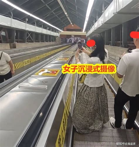 女子乘网红大扶梯，拍视频时忘记失足跌落，翻滚几十米后捡回一命