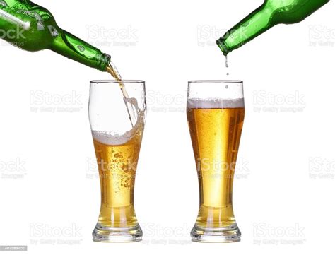 맥주 주둥이 대상쪽으로 유리컵 약병 흰색 바탕에 그림자와 튀기다 0명에 대한 스톡 사진 및 기타 이미지 0명 2015년
