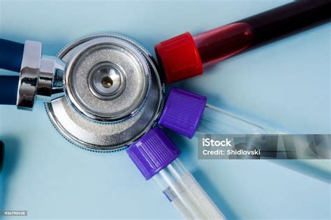 다이어 프 램과 청진 기 Chestpiece 및 혈액과 다른 체액 3 실험실 테스트 튜브 닫습니다 흰색 배경에서 근접 촬영 Graphic Content Filter에 대한