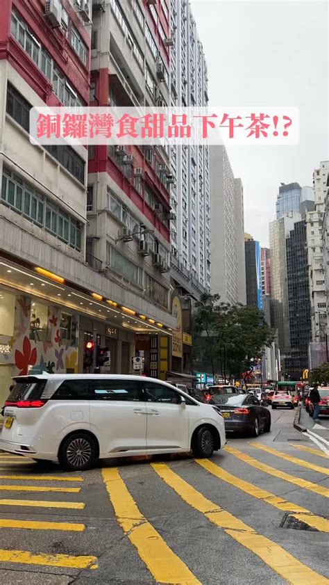 假日梗係要約友人食餐好嘅，嚟咗呢間德國餐廳歎返個3小時嘅半自助午餐，真係超有holiday Mood㗎😎 1️⃣脆皮燒豬肘配酸椰菜及炸薯角 呢