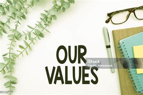 일부 사무용품으로 둘러싸인 흰색 표면에 있는 개념적 우리의 가치 텍스트 0명에 대한 스톡 사진 및 기타 이미지 0명 개념