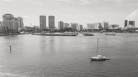 2021년 3월 봄 방학 동안 다운타운 웨스트 팜 비치 플로리다 인렛 워터프론트의 항공 보기 흑백에 대한 스톡 사진 및 기타