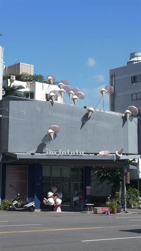 Dsc03039 草衙道史努比70週年展。。手機跟電腦的連結出了問題。。所以沒放史努比的照片了～ Bi Yu Wu Flickr
