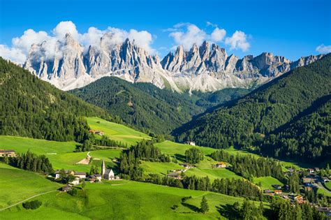 발 디 Funes 밸리 이탈리아 Dolomites에 산타 호텔 관광 마 0명에 대한 스톡 사진 및 기타 이미지 0명 가을