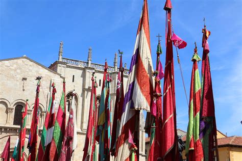 Desfile De Pendones Leoneses