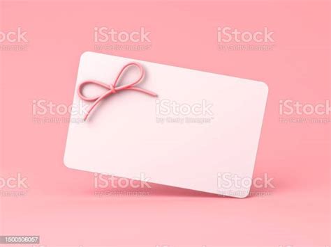 분홍색 파스텔 색상 배경에 격리된 분홍색 밧줄 리본 리본이 있는 빈 흰색 기프트 카드 또는 상품권은 최소한의 개념적 3d