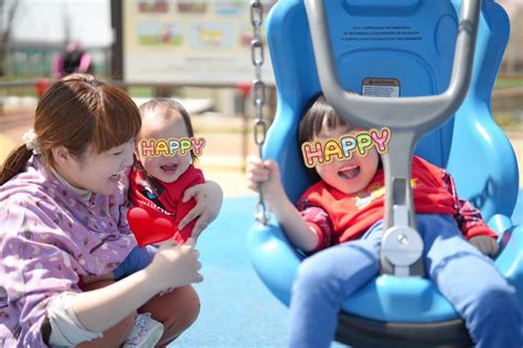 インクルーシブ公園に行ってきたよ🥰 背もたれや安全バーのついたブランコや、寝ながら遊べる遊具も ️ 今まで公園はバギーでお散歩くらいしかした