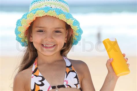 Kleines Mädchen Am Strand Mit Einer Sonnencreme Stock Bild Colourbox