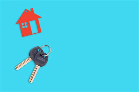 금속 반지에 두 개의 열쇠와 파란 테이블에 창과 문이 있는 빨간 플라스틱 집 1 개 평면도 가구 개념입니다 텍스트의 공간 복사 가정 생활에 대한 스톡 사진 및 기타 이미지