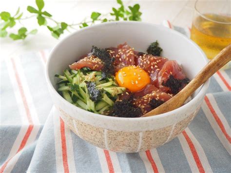 自家製ダレで絶品！マグロユッケ丼の作り方＆おすすめアレンジ Macaroni レシピ へルシーな食事 ヘルシー 食べ物のアイデア