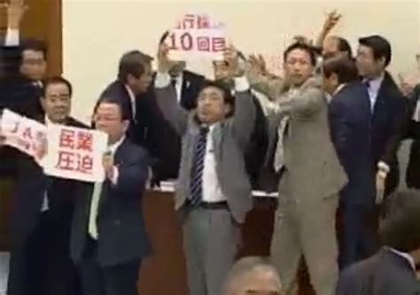 Yoko On Twitter Rt Toubennbenn 野党時代の自民党 採決の場面で、 強行採決を訴えてプラカードを掲げて抗議