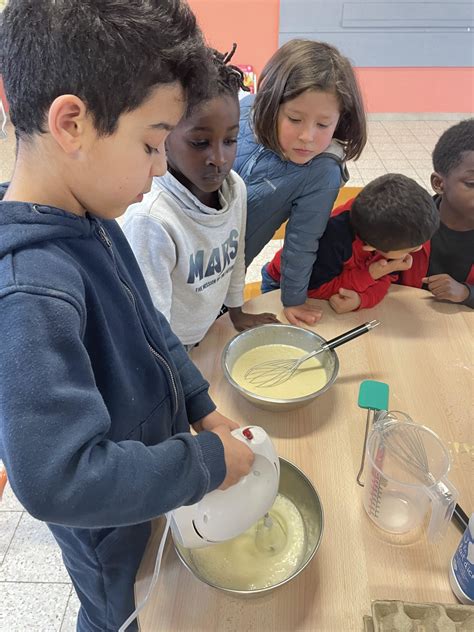 Confection De Gaufres Avec Les Enfants Des Centre De Loisirs