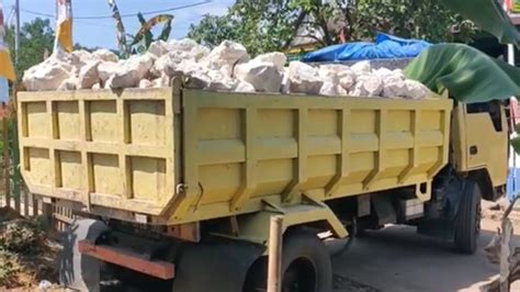 Mobil Dump Truk Pasir Bongkar Muatan Batu Gunung Di Jalan Yang Sempit