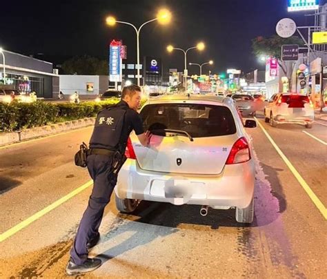 轎車拋錨卡路中 勇警1人推車助脫困解壅塞