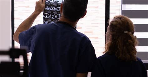 간호사 객관적인 건강 검사 건강 검진 건강 서비스 건강 전문가 건강 평가 건강진단 공동 작업 뒷모습 문지르다 밝은 방사선 사진 병원 분석하는 상의