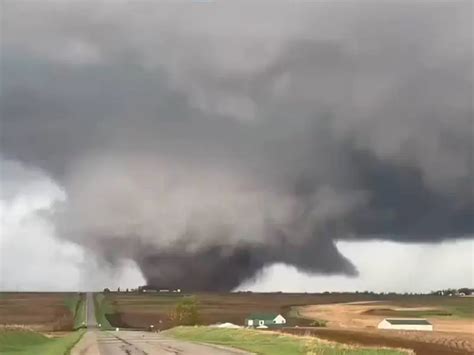 Captan masivo tornado en Nebraska que causa destrucción a su paso