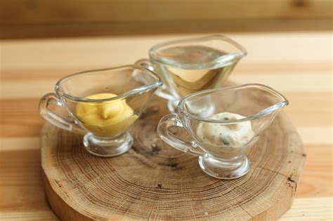 나무 접시에 다른 소스와 3 개의 투명 한 볶음 보트의 집합입니다 0명에 대한 스톡 사진 및 기타 이미지 0명 그레이비