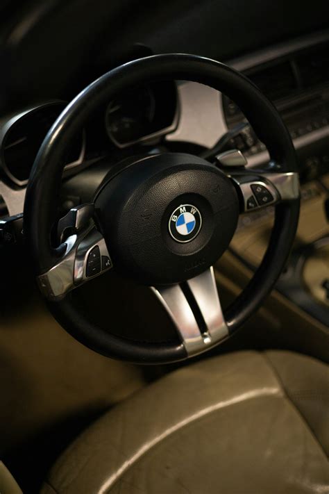 자동차의 핸들과 대시 보드 사진 Unsplash의 무료 자동차 이미지