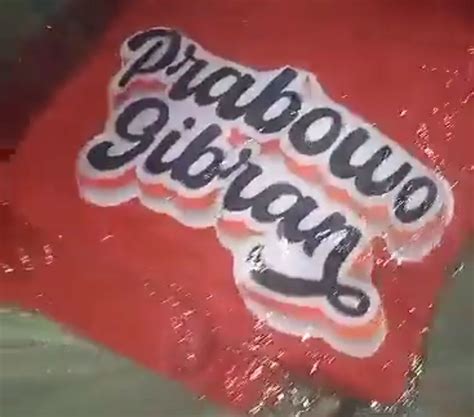 Heboh Kaos Prabowo Gibran Berkarung Karung Ini Jawaban Santai Gibran