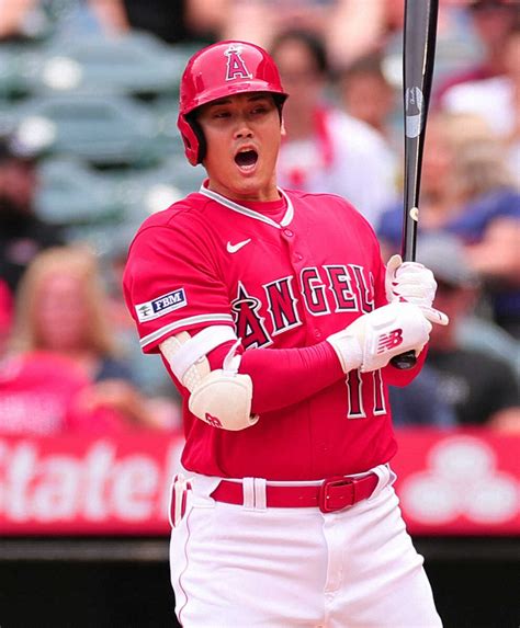 ＜エンゼルス・レイズ ダブルヘッダー第1戦＞初回、声を出してボールをよける大谷（撮影・光山 貴大） ― スポニチ Sponichi Annex 野球