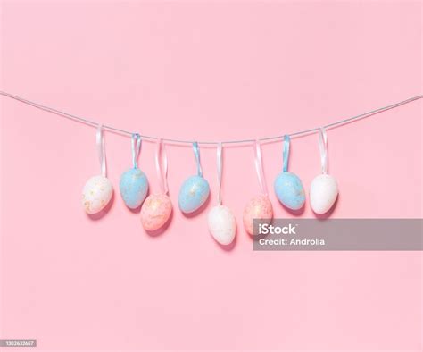 분홍색 파스텔 배경 옆에 스트립에 매달려 장식 부활절 달걀 계절 카드 블로그 및 웹 디자인에 대한 휴가 배경 최소한의 스타일 개념에 대한 스톡 사진 및 기타 이미지 Istock