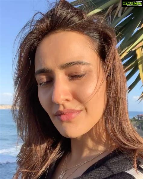 Neha Sharma Instagram ☀️🌊🏝🐬 Gethu Cinema