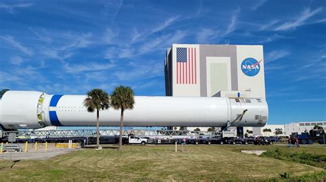 Blue Origin Joins 2 Stages Of New Glenn Rocket For The 1st Time Photo