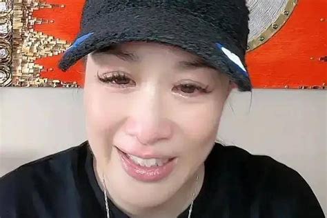 51岁钟丽缇直播崩溃痛哭，模仿刘畊宏跳操被批，直言活得太累网友情绪攻击