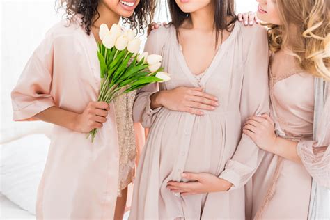 아기 샤워에 여자 친구와 튤립 꽃과 젊은 임신 한 여자의 자른보기 임신에 대한 스톡 사진 및 기타 이미지 임신 베이비샤워