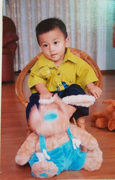 ဖေဖေနဲ့ချွတ်စွပ်တူလို့ ကြီးလာရင် မိန်းကလေးတွေဝိုင်းဝိုင်းလည်နေရလောက်အောင် အရမ်းချောမယ့် နေမ