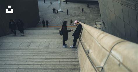 검은 재킷과 파란색 데님 청바지를 입은 남자가 회색 콘크리트 계단을 걷고 있다 사진 Unsplash의 무료 서울 이미지