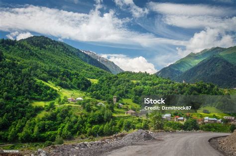 조지아 프리 녹색 잔디 언덕 초원 산와 Svaneti 지역에서 여름 화창한 날에 마을에 놀라운 볼 수 있습니다 산 마에서